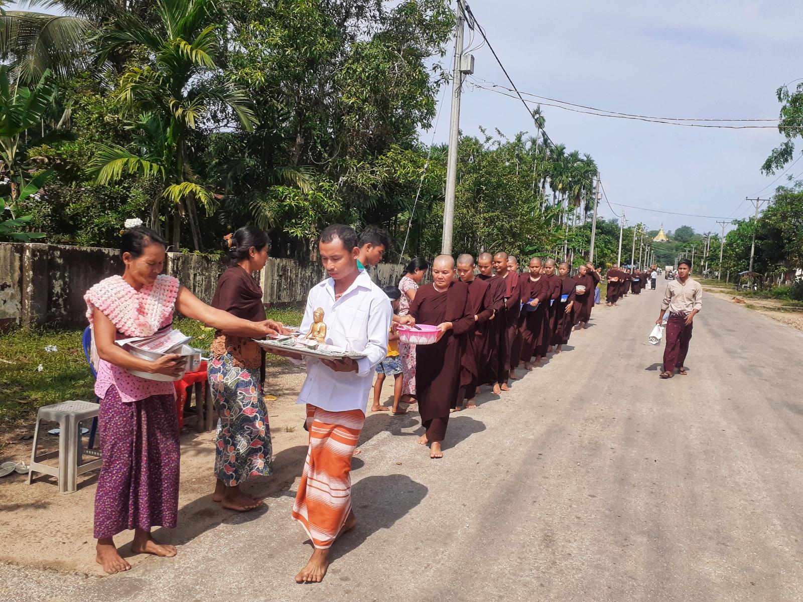 ကျိုက်ဒုံမြို့၌ သီလရှင် ၇၀ ပါးအား ဆွမ်းဆန်စိမ်း လောင်းလှူဒါန်းပွဲ ကျင