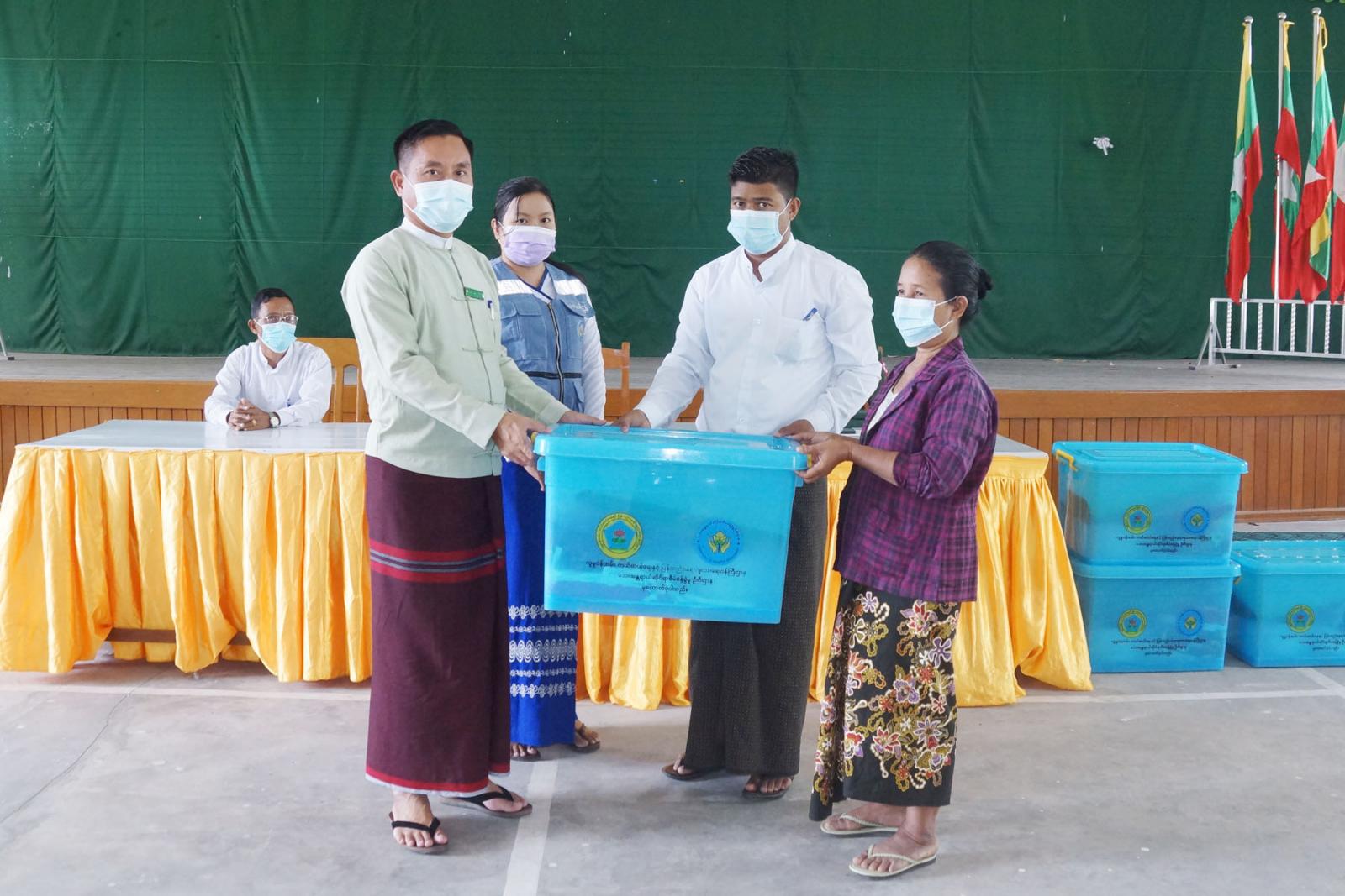 ပုဗ္ဗသီရိမြို့နယ်အတွင်းရှိ လေဘေးသင့်အိမ်ထောင်စုများအား ထောက်ပံ့ငွေနှင့