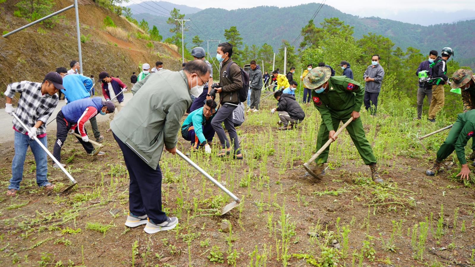 ချင်းပြည်နယ်ဝန်ကြီးချုပ် ဦးငွန်ဆန်းအောင် ဟားခါးတက္ကသိုလ်ဝင်းအတွင်း စုပေ