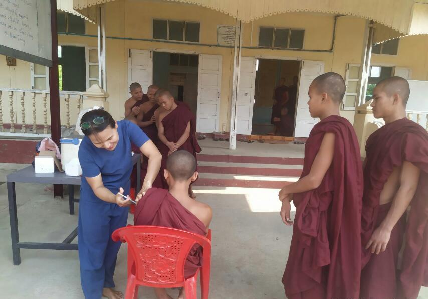 စလင်းမြို့ပေါ်တွင် အသက် ၁၂ နှစ်နှင့် ၁၈ နှစ်ကြား ရှင်သာမဏေများနှင့် သီလရှင် ဆရာလေးများအား ကိုဗစ