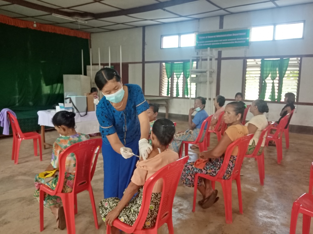 ပလောက်မြို့တွင် အသက် ၁၅ နှစ်မှ အသက် ၁၈ နှစ်အကြား ပြည်သူများအား ကိုဗစ် ၁၉ ရောဂါ ကာကွယ