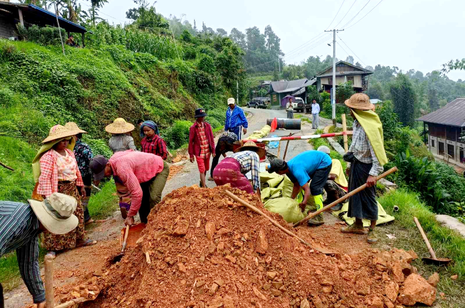 နမ့်ခမ်းမြို့နယ်၊ ဖာလင်ကျေးရွာအတွင်း ဖြတ်သန်းသွားလာနေသည့် နမ့်ခမ်း နမ့