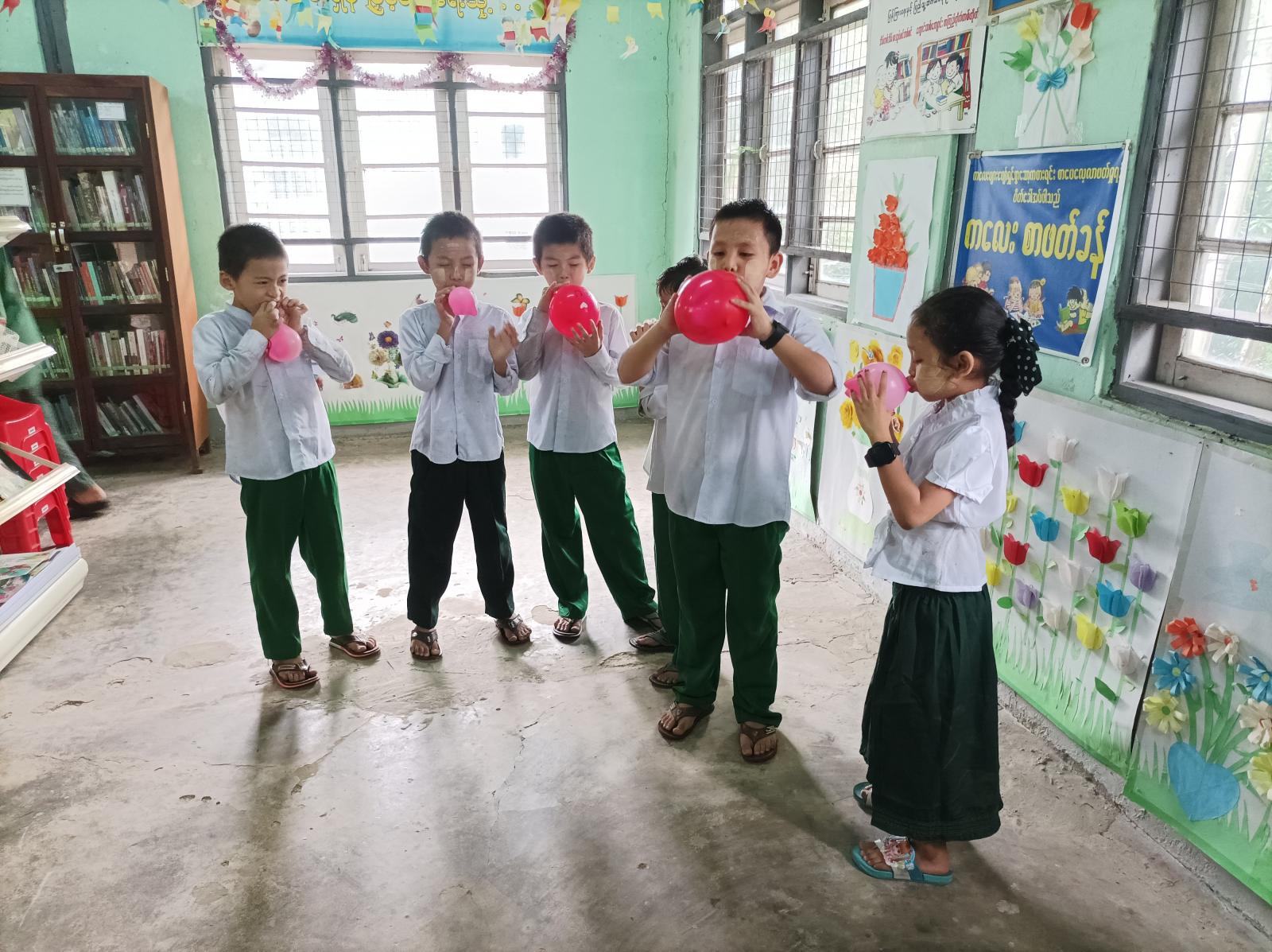 ကျောက်တန်းမြို့နယ် ပြည်သူ့စာကြည့်တိုက်တွင် ကလေးငယ်များ စာအုပ်စာစောင်မ