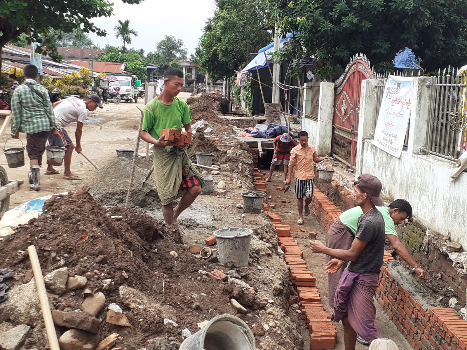 ကျိုက်ဒုံမြို့၊ အမှတ် ၄ ရပ်ကွက်၊ ယုဇနလမ်းဘေးအုတ်စီရေမြောင်း ပြုလုပ်ခ