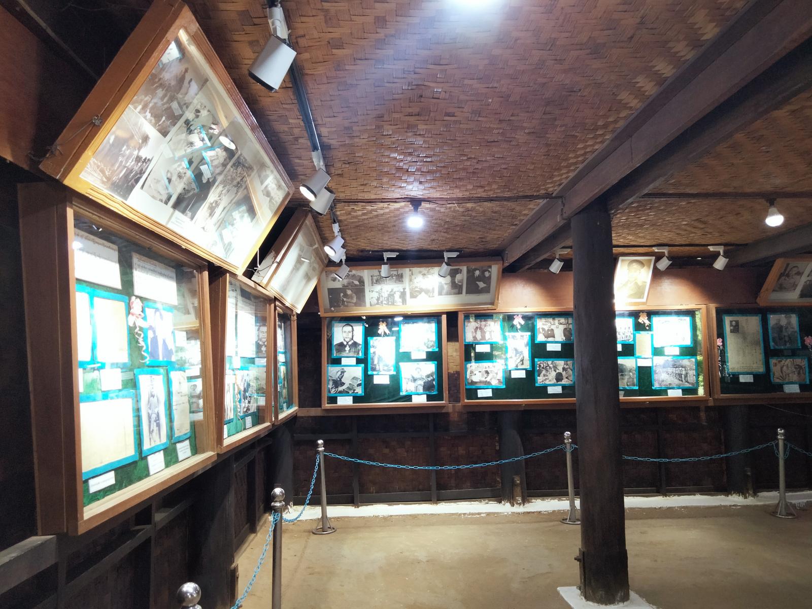 ၇၅ နှစ်မြောက် အာဇာနည်နေ့တွင် နတ်မောက်မြို့ ဗိုလ်ချုပ်အောင်ဆန်းနေအိမ် ပြတိုက်၌ ဓါတ်ပုံ၊ ကဗျာနှင့