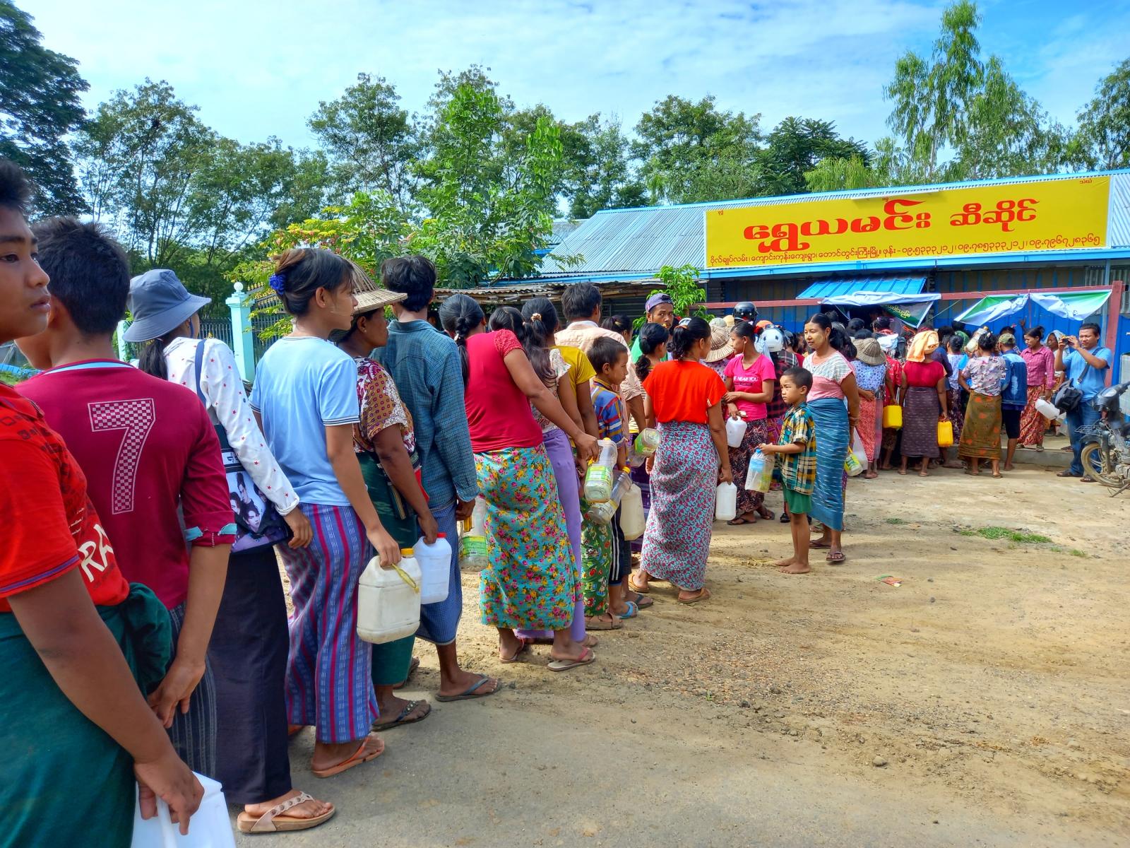 တောင်တွင်းကြီးမြို့၌ ကြက်သွန်စိုက်တောင်သူများနှင့် မိသားစုဝင်များအား