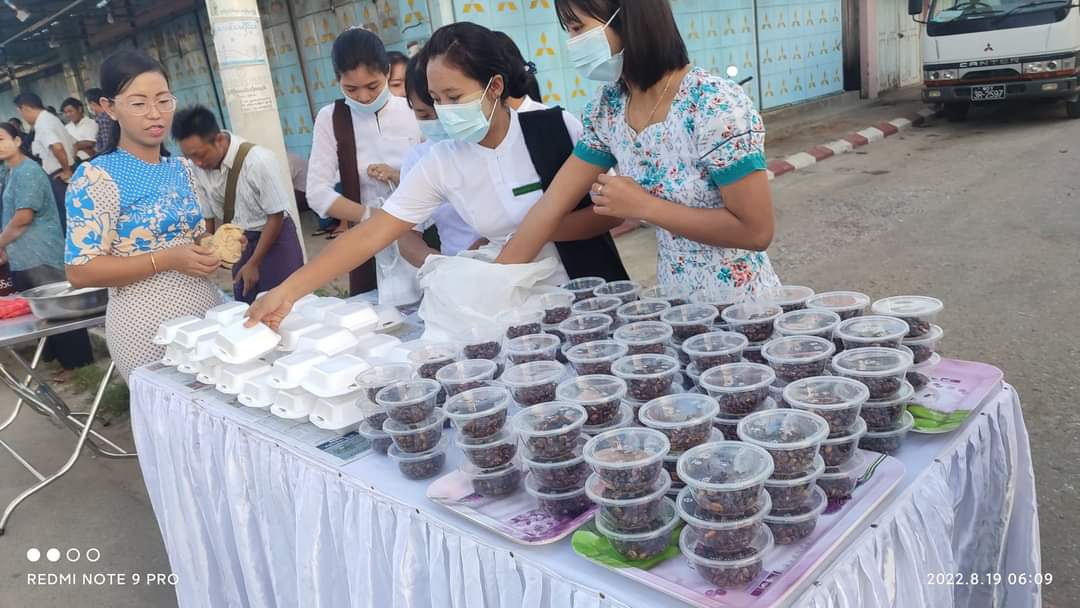 စဉ့်ကူးမြို့၌ ဝါတွင်းကာလ ဥပုသ်နေ့တွင် သံဃာတော်များနှင့် သီလရှင်များအား ဆွမ်း၊ ဆွမ်းဟင်းနှင့် လ