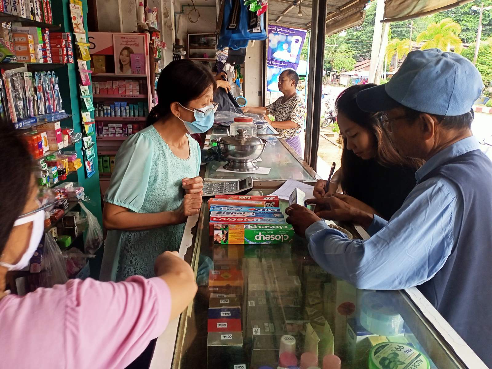ဒိုက်ဦးမြို့နယ် စားသုံးသူရေးရာဦးစီးဌာနမှ သွားတိုက်ဆေးရောင်းချနေသော ဆိုင