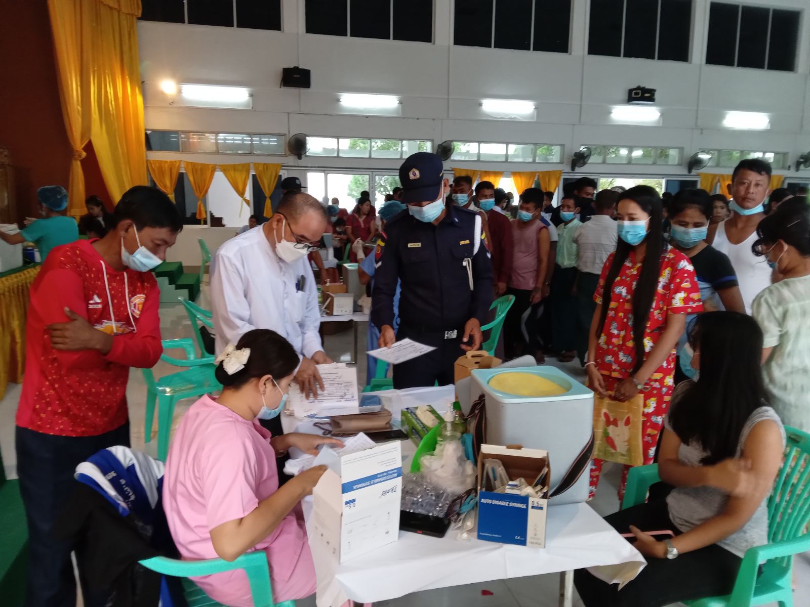 ကော့သောင်းမြို့၌ ဌာနဆိုင်ရာဝန်ထမ်းများအား ကိုဗစ် ၁၉ ရောဂါ ကာကွယ်ဆေး