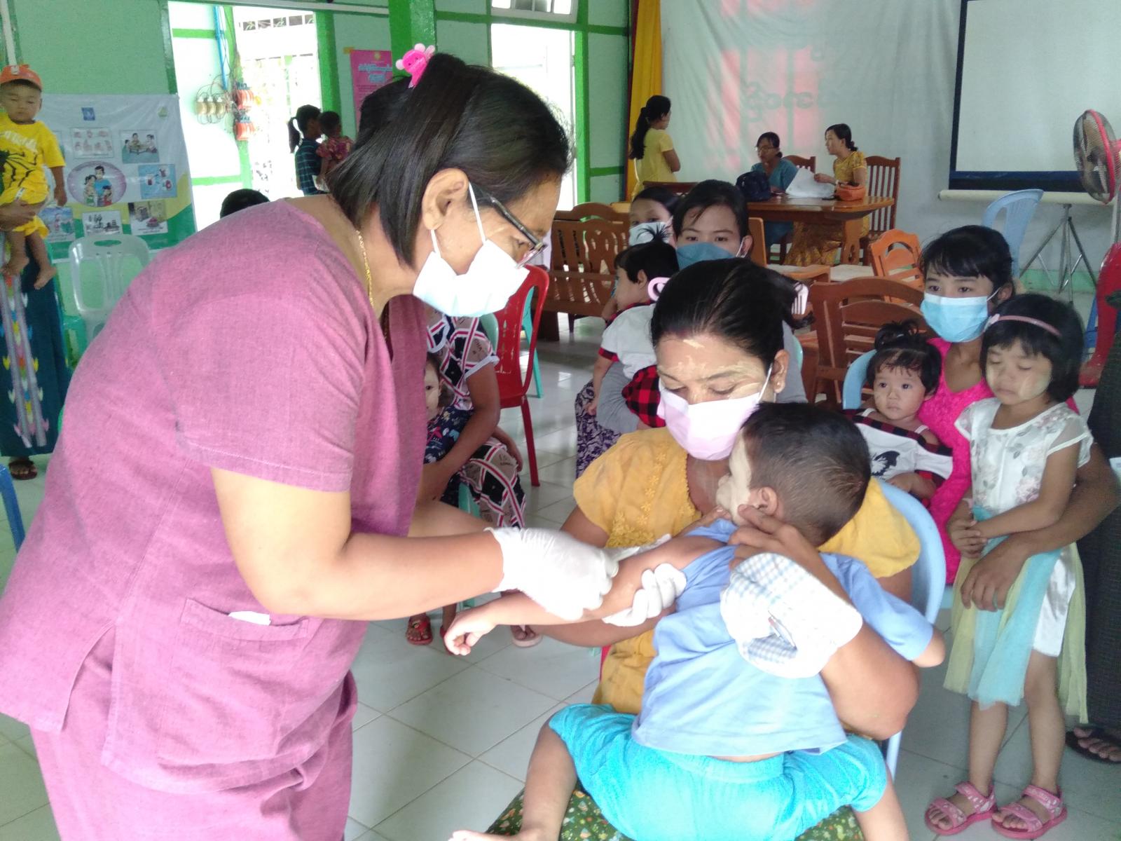 သနပ်ပင်မြို့နယ်တွင် အသက် ၁ နှစ်ခွဲ အောက် ကလေးငယ်များအား ပုံမှန်ကာကွယ်ဆေး ထိုးနှံခြင်းများ ဆောင်ရ