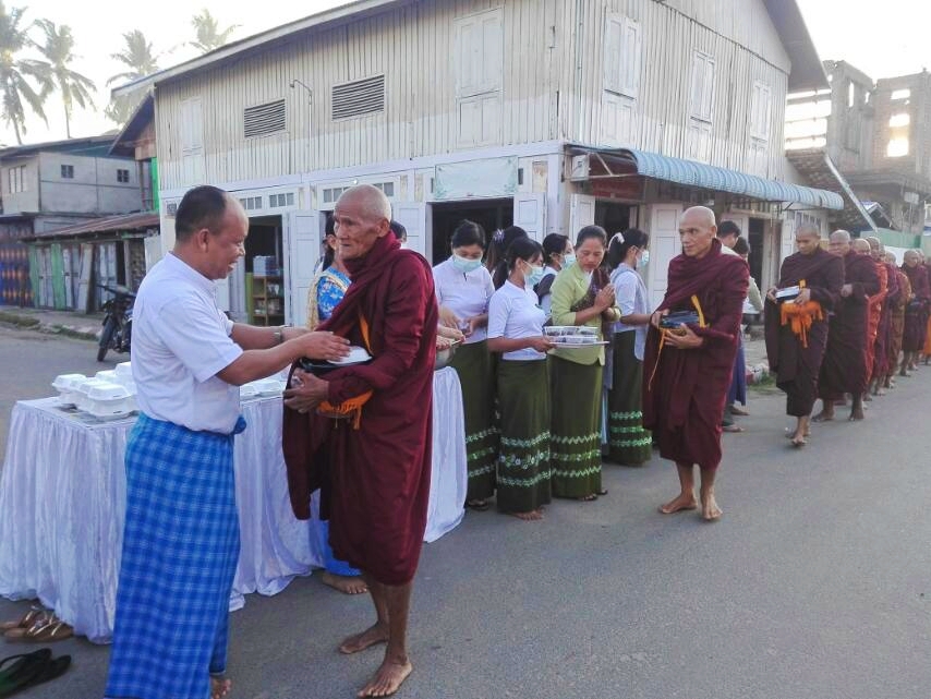 စဉ့်ကူးမြို့၌ ဝါတွင်းကာလ ဥပုသ်နေ့တွင် သံဃာတော်များနှင့် သီလရှင်များအား ဆွမ်း၊ ဆွမ်းဟင်းနှင့် လ
