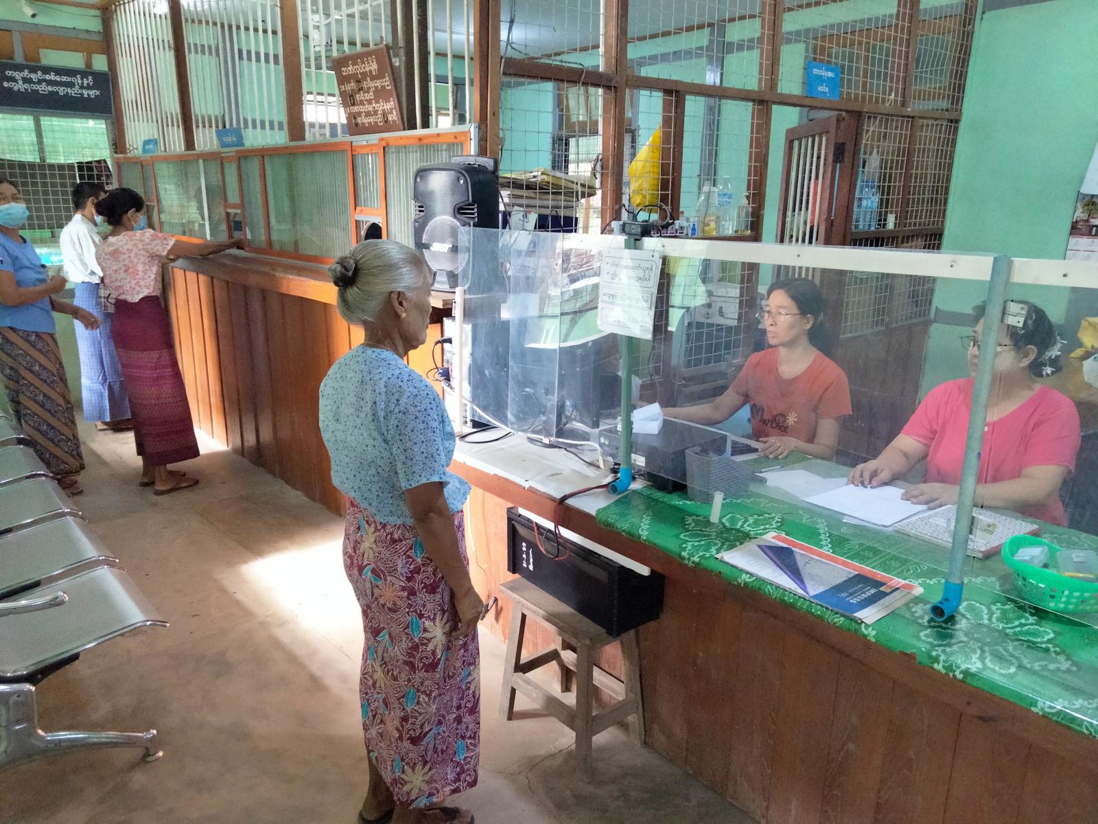 နတ်မောက်မြို့နယ်တွင် ပင်စင်လစာငွေများအား နေ့အလိုက် စနစ်တကျ ထုတ်ပေး
