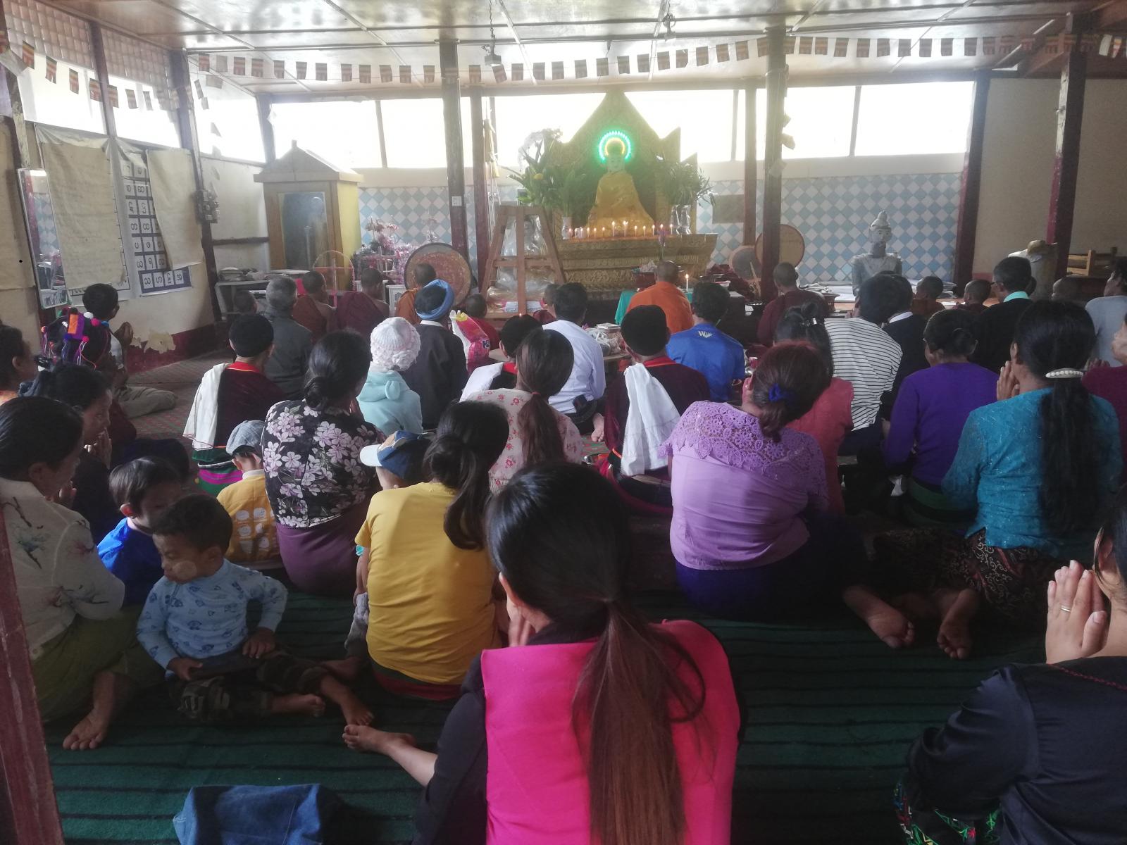 မန်တုံမြို့နယ်ရှိ သမိုင်းဝင် လွယ်ဆိုင်တောင်ပေါ် ဘုရား၌ လက်ဖက်ပင်ပူဇော်ပ