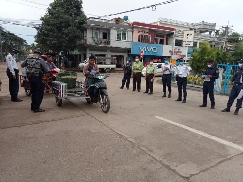 ယာဉ်အန္တရာယ် ကင်းရှင်းစေရေး တွံတေး၌ ယာဉ်စည်းကမ်း၊ လမ်းစည်းကမ်း အသိပညာပေး လက်ကမ်းစာစောင် ဖြန့်ဝေခ