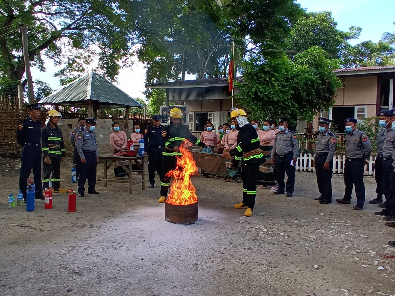 မောက်မယ်မြို့နယ်၌ မီးဘေးအန္တရာယ်ကာကွယ်ရေး လက်တွေ့မီးငြှိမ်းသတ်သရုပ်ပြသခ
