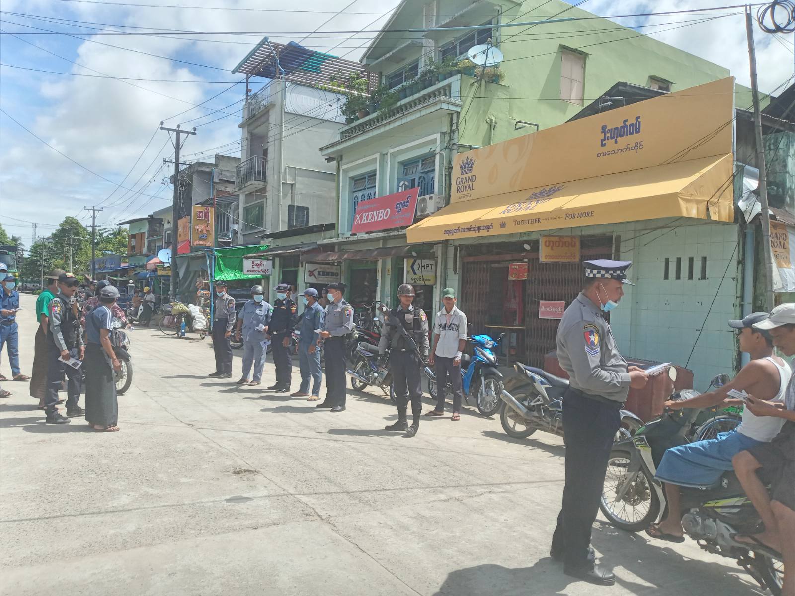 ငါးသိုင်းချောင်းမြို့၌ ယာဉ်စည်းကမ်း၊ လမ်းစည်းကမ်း အသိပညာပေးလက်ကမ်း