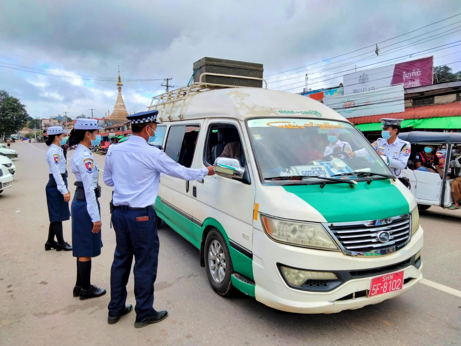 ကလောမြို့နယ်၌ ယာဉ်စည်းကမ်း၊ လမ်းစည်းကမ်း အသိပညာပေး လက်ကမ်းစာစောင်များ