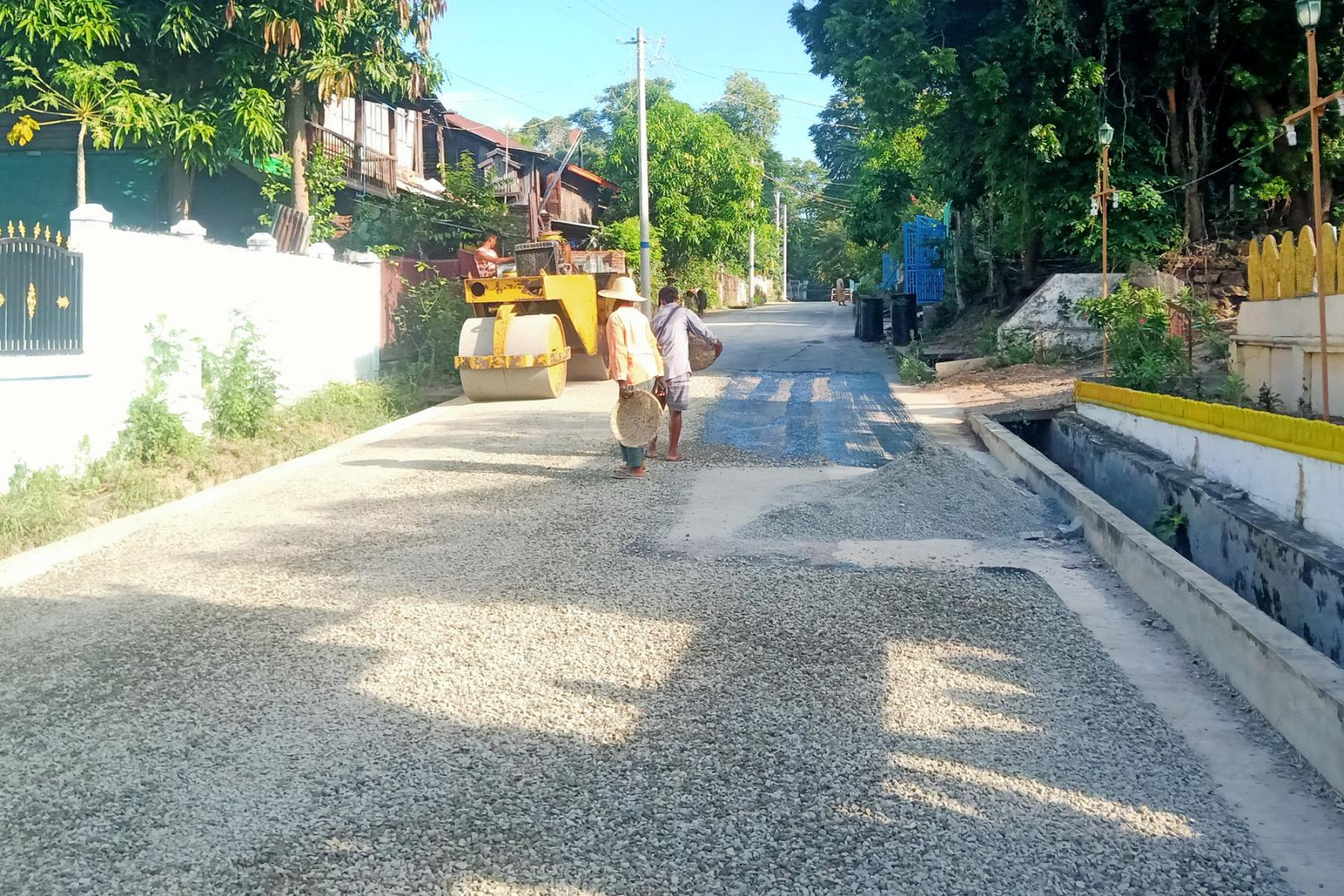 ကံမမြို့ အမှတ် ၂ ရပ်ကွက် ဗိုလ်ချုပ်လမ်း၌ ရေပိတ်ကတ္တရာလောင်းခြင်းလုပ်ငန