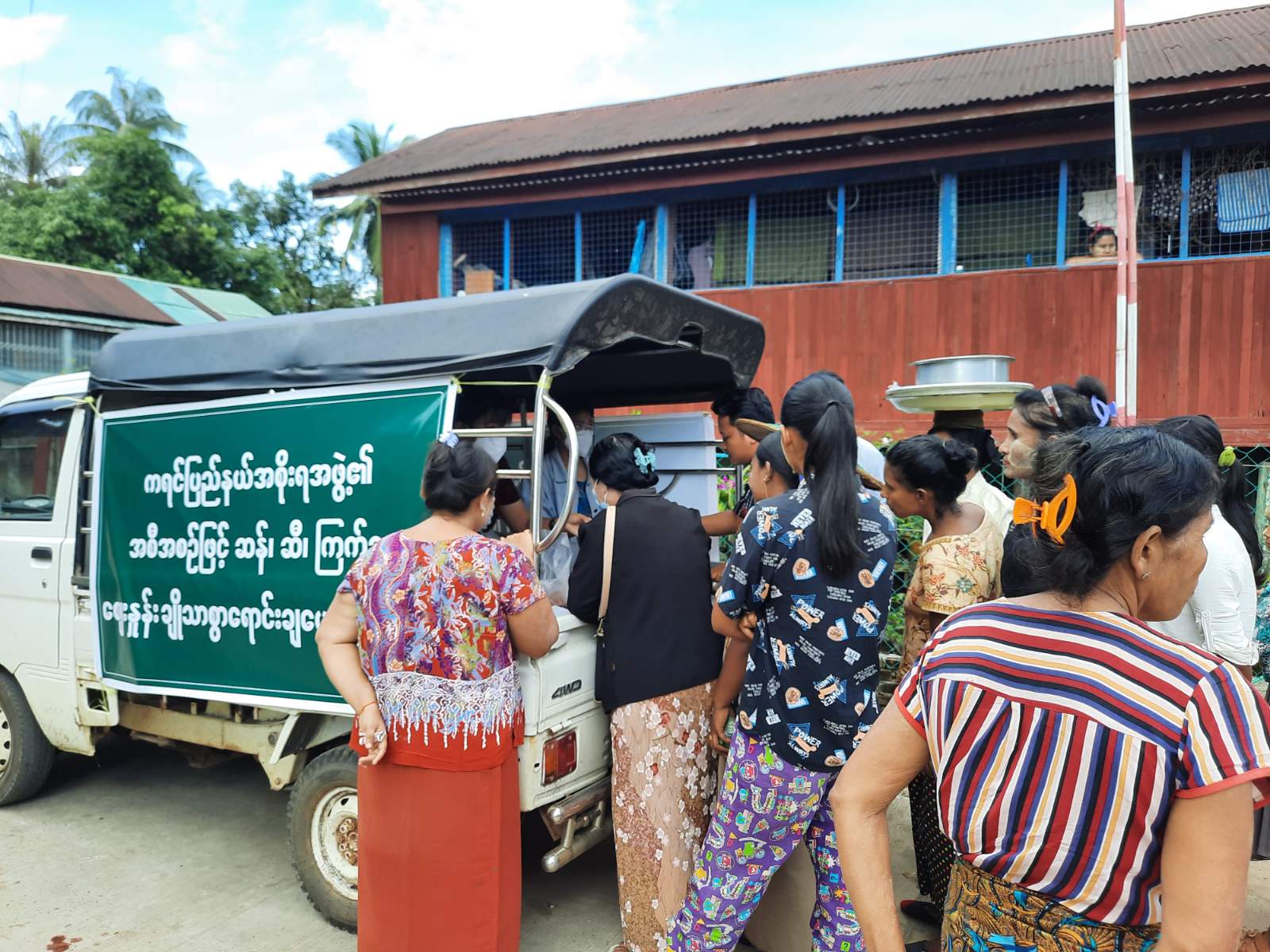 ကရင်ပြည်နယ်၊ ဘားအံမြို့နယ်တွင် အခြေခံလူတန်းစားများအား စားသောက်ကုန်များ