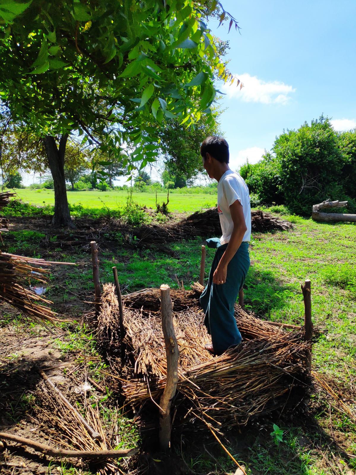 နတ်မောက်မြို့နယ် စိုက်ပျိုးရေးဦးစီးဌာနမှ န ကျားထူးကျေးရွာတွင် သဘာဝမြေဆွေးများ လက်တွေ့ပြုလုပ်ပြသ