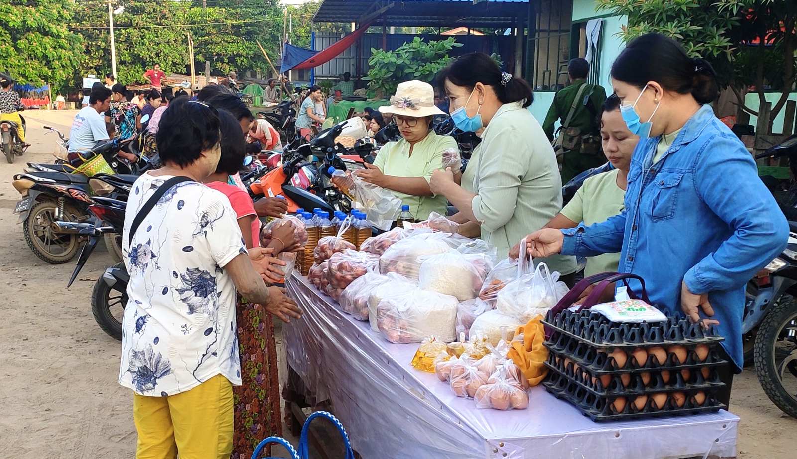 ကျွန်းလှမြို့နယ်၌ အိမ်ထောင်စု ၂၀၀ အား တန်ဖိုးသင့်စားသောက်ကုန်များ
