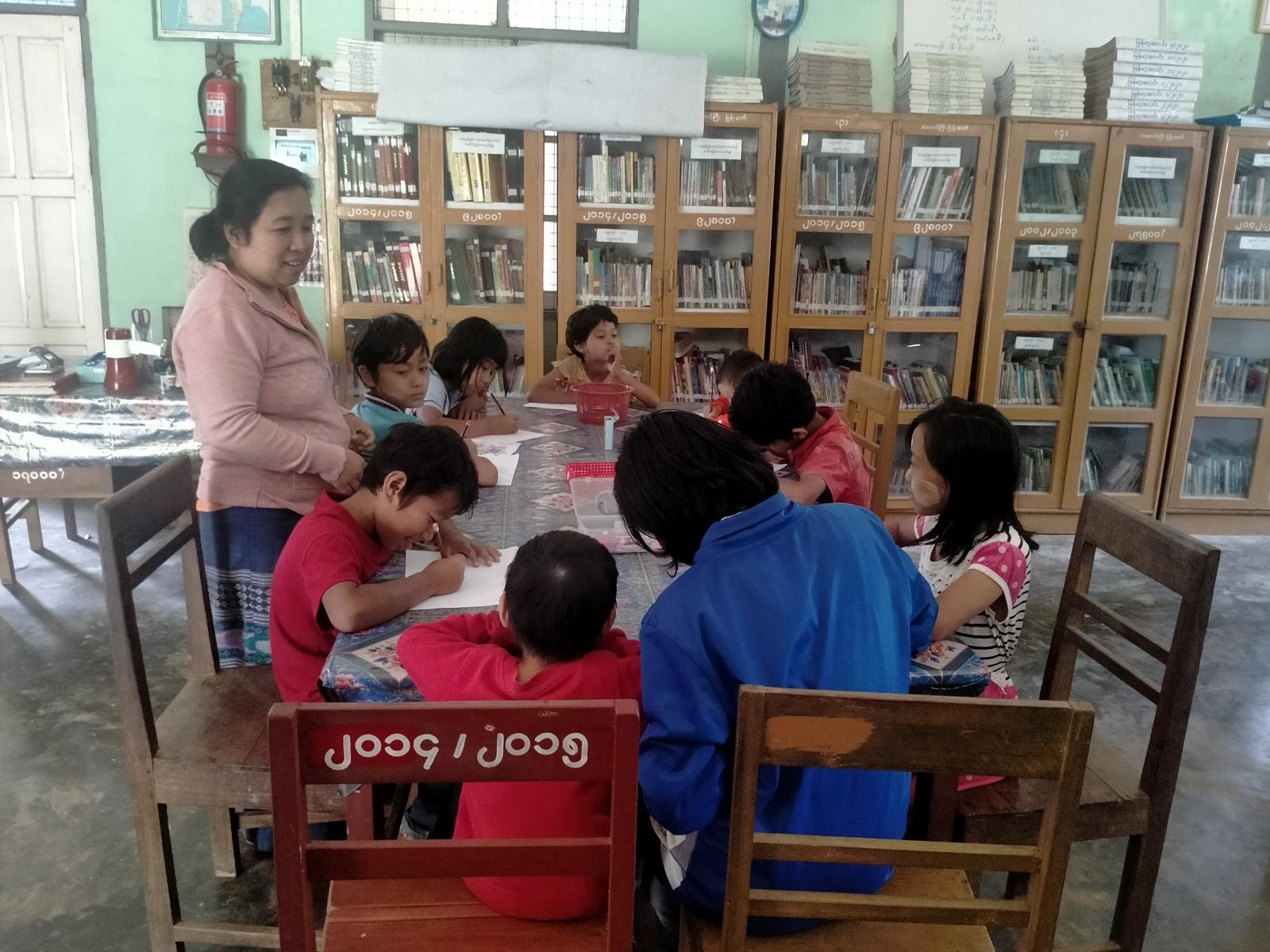 သံတောင်ကြီးမြို့နယ် ပြည်သူ့စာကြည့်တိုက် ကလေးစာဖတ်ခန်းတွင် ပုံတူပန်းချီပ