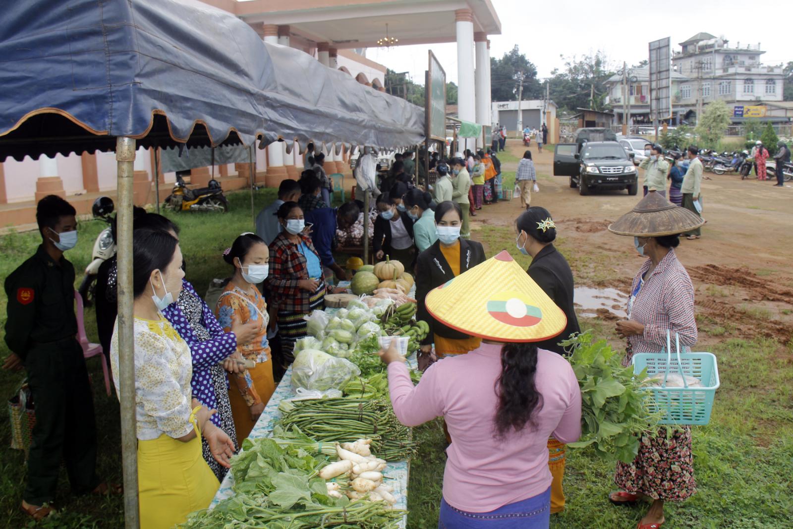 နမ့်စန်တွင် အခြေခံစားသောက်ကုန်များနှင့်ဟင်းသီးဟင်းရွက်၊ သား၊ ငါးများကို