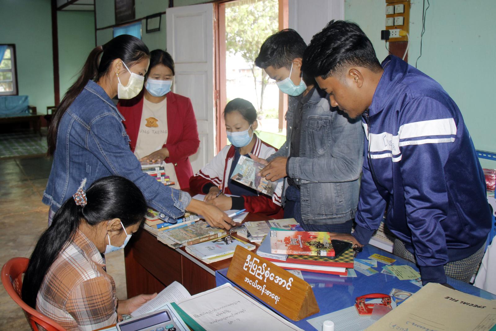နမ့်စန်တွင် ဌာနဆိုင်ရာရုံးများသို့ ရွေ့လျားစာကြည့်တိုက်စနစ်ဖြင့် စာအုပ