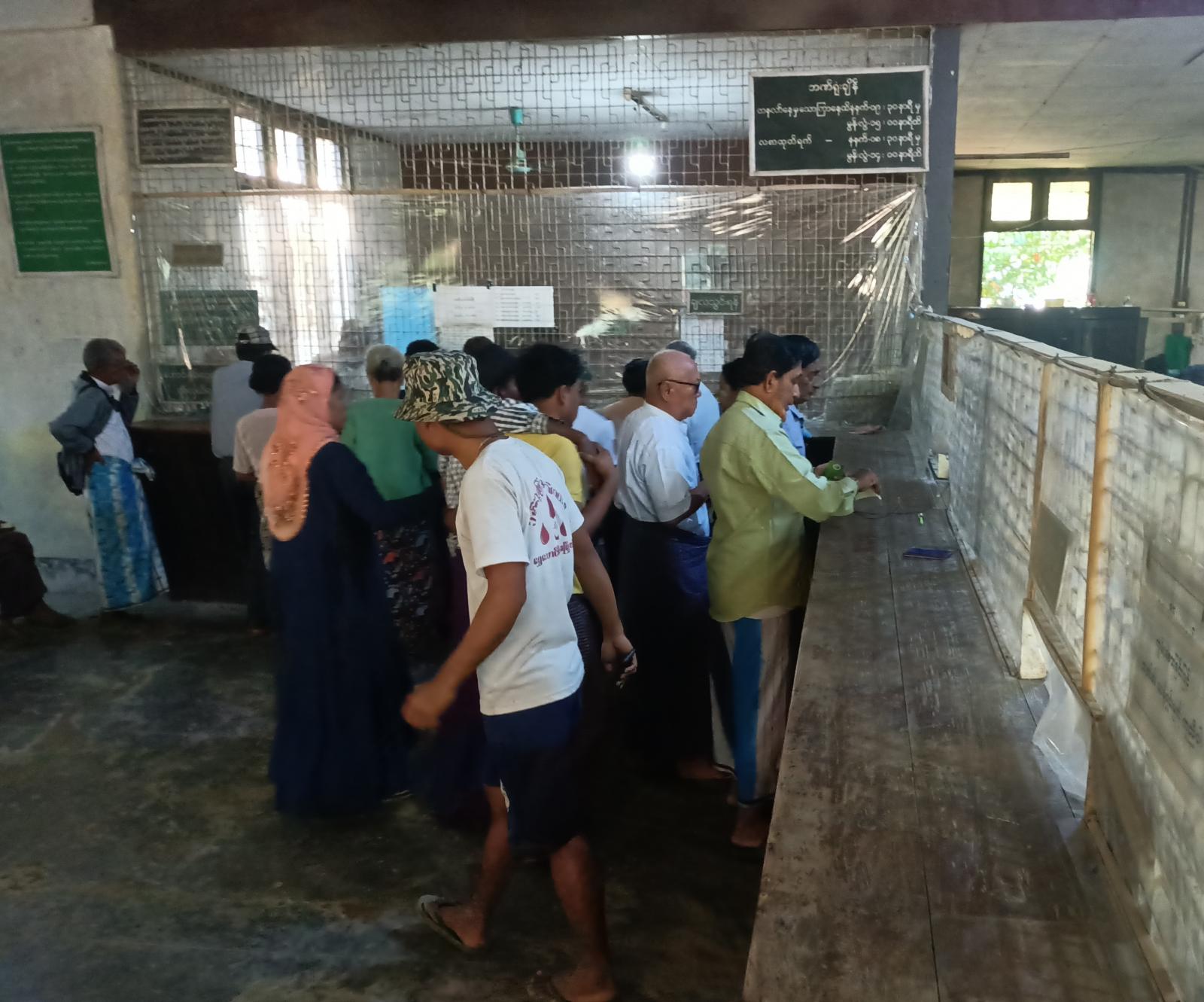 ဘူးသီးတောင်မြို့ မြန်မာ့စီးပွားရေးဘဏ်၌ အငြိမ်းစားဝန်ထမ်းများအား ပင်စင