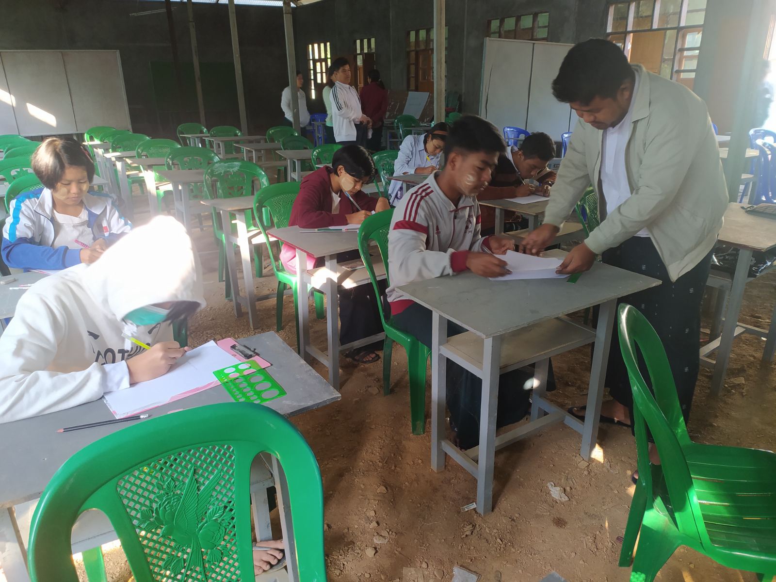 ၇၅ နှစ်မြောက် စိန်ရတုလွတ်လပ်ရေးနေ့ကို ကြိုဆိုဂုဏ်ပြုသောအားဖြင့် စာစီစာကုံးပြိုင်ပွဲနှင့် ကဗ