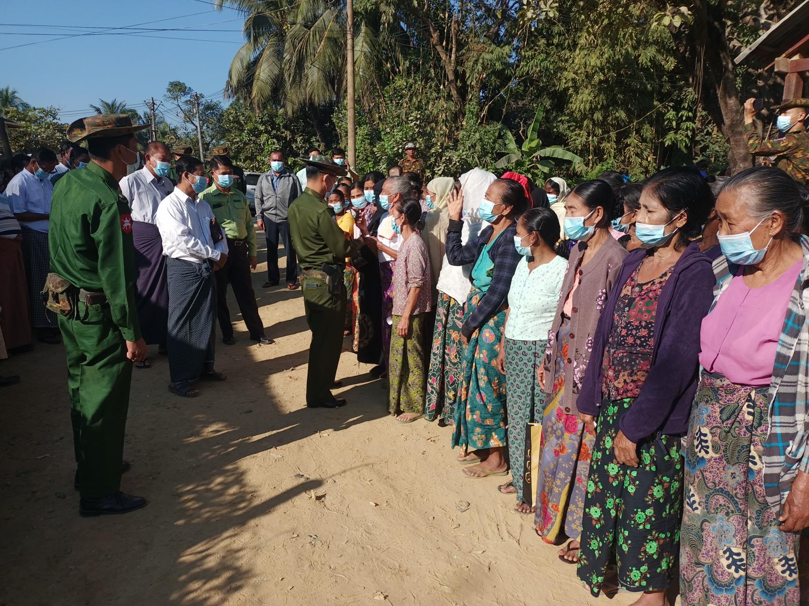 ဘူးသီးတောင်မြို့၌ ဆင်းရဲနွမ်းပါးသူအိမ်ထောင်စု ၁၇၇ စုတို့အား စားဝတ