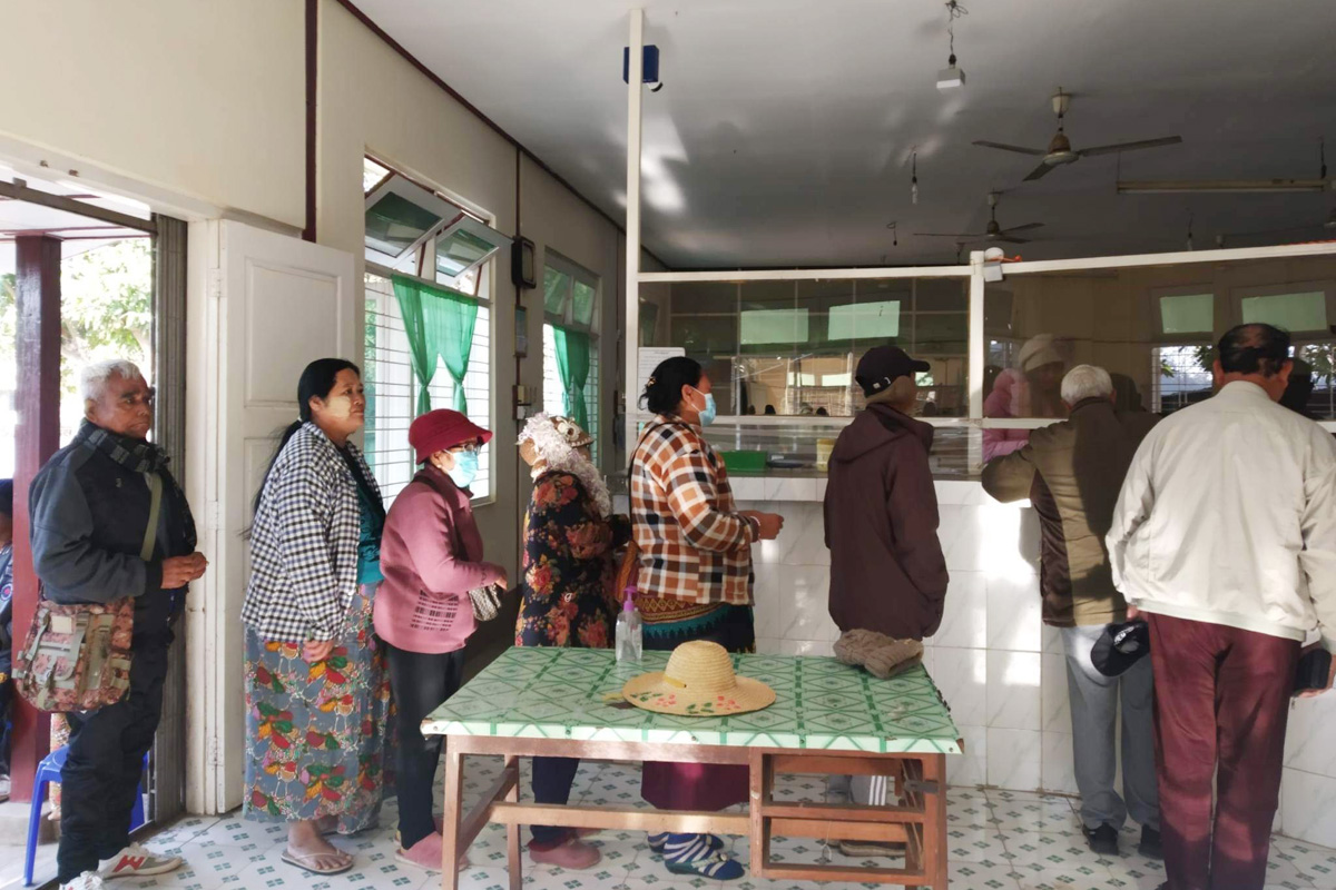 သီပေါမြို့ မြန်မာ့စီးပွားရေးဘဏ်၌ အငြိမ်းစားဝန်ထမ်းများအား ပင်စင်လစာငွေမ