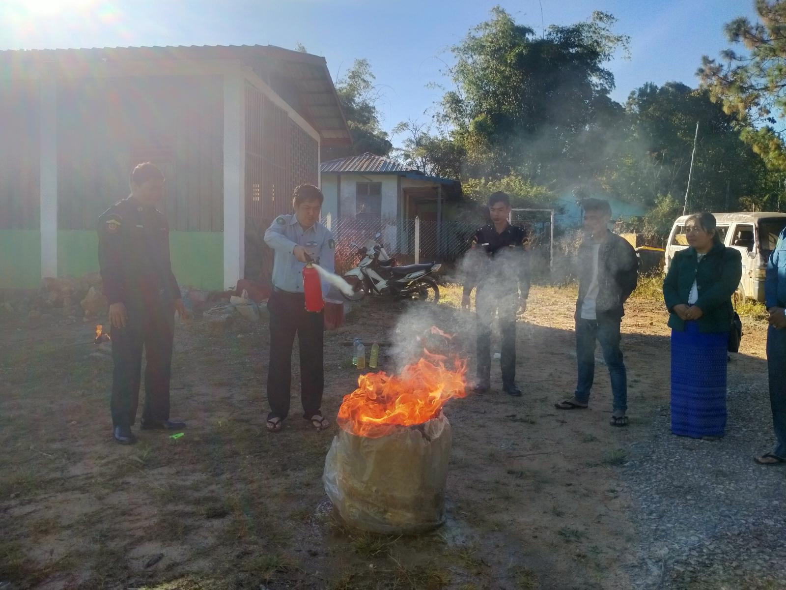 သံတောင်ကြီးမြို့နယ်တွင် မီးသတ်ဆေးဗူးဖြင့် လက်တွေ့မီးငြိမ်းသတ်သရုပ်ပ