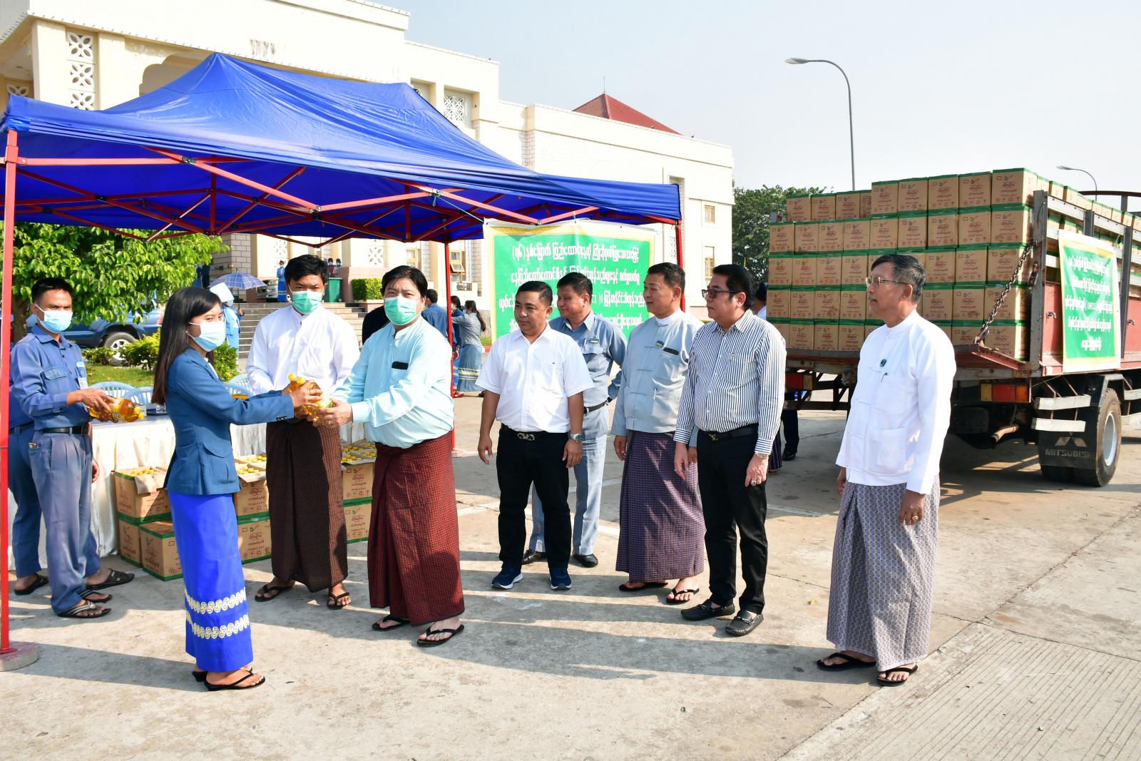 နေပြည်တော်ကောင်စီဥက္ကဋ္ဌ ဦးတင်ဦးလွင် ဝန်ထမ်းနှင့် ဝန်ထမ်းမိသားစုဝင်မ