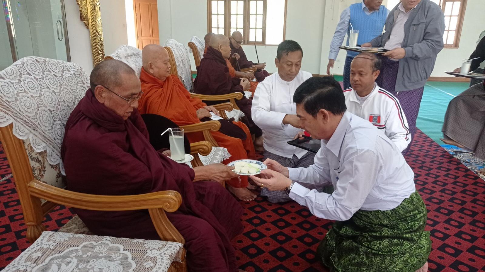 ရခိုင်ပြည်နယ်ဝန်ကြီးချုပ် ဦးထိန်လင်း စစ်တွေမြို့ လောကာနန္ဒာစေတီတော်မြတ