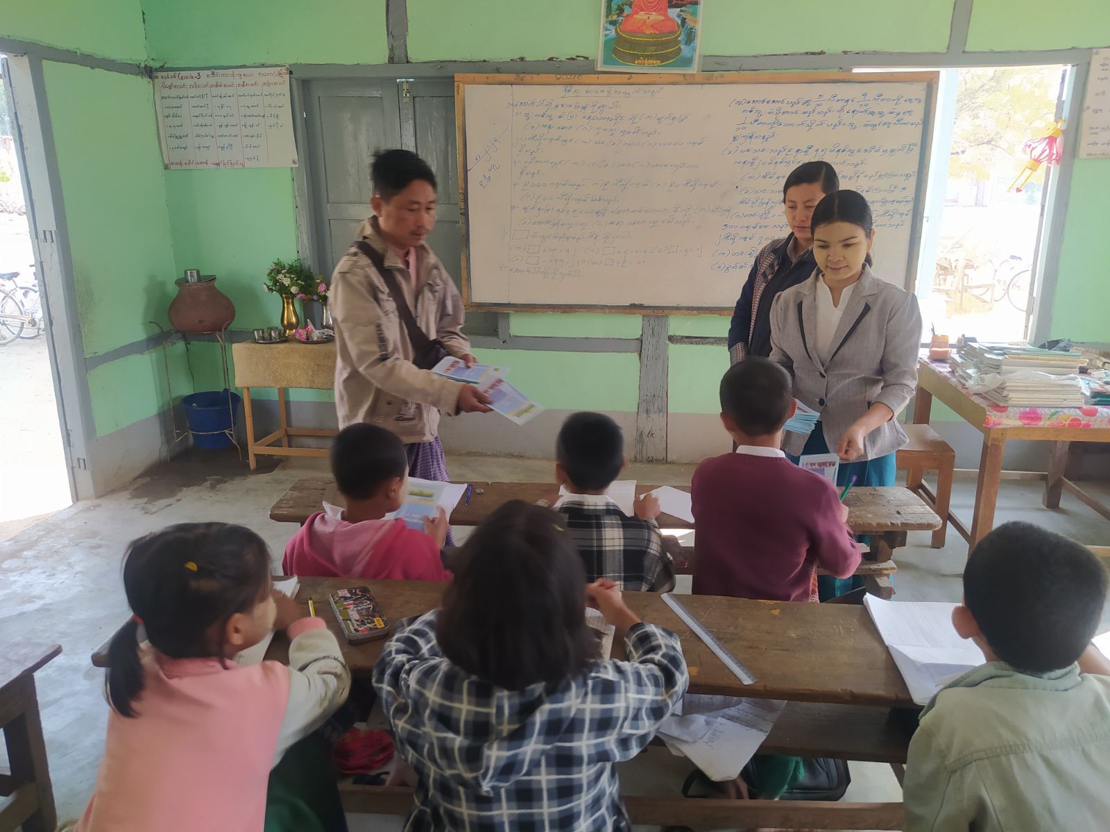 မြို့သစ်မြို့နယ်တွင် ၇၆ နှစ်မြောက် ပြည်ထောင်စုနေ့အထိမ်းအမှတ် သတင်းစကား လက်ကမ်းစာစောင်ဖြန့်ဝေ