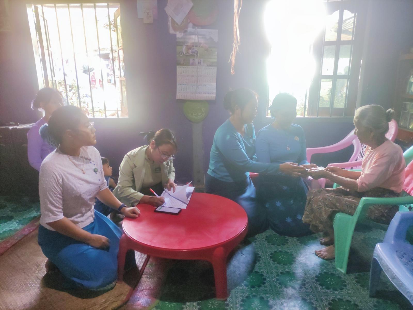 ကျောက်တံခါးမြို့နယ်အတွင်းရှိ အသက် ၈၅ နှစ်အထက်ရှိ ဘိုးဘွားများအား လူမ