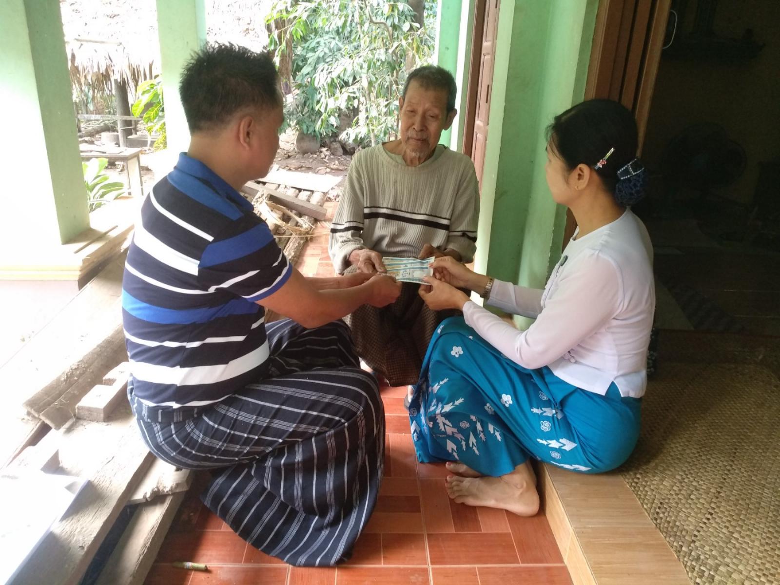 ကျိုက်ထိုမြို့နယ်တွင် အသက် ၈၅ နှစ်အထက် ဘိုးဘွားများအား လူမှု ရေးပင်စင်မ
