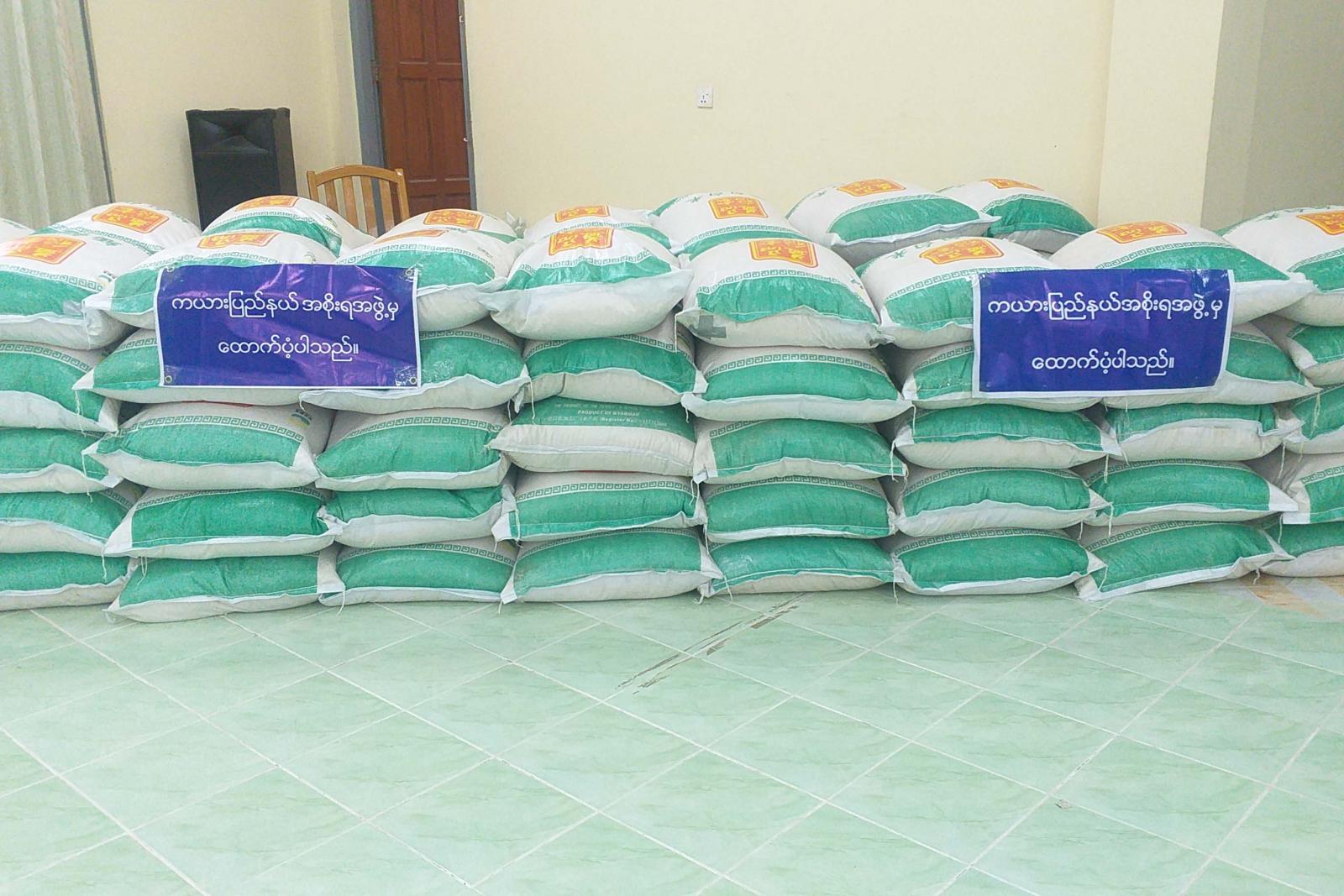 ကယားပြည်နယ်အစိုးရအဖွဲ့မှ လွိုင်ကော်ခရိုင်နှင့် မြို့နယ်အဆင့်ဌာနဆိုင်ရာ ဝန်ထမ်းများသို့ ဆန်များ