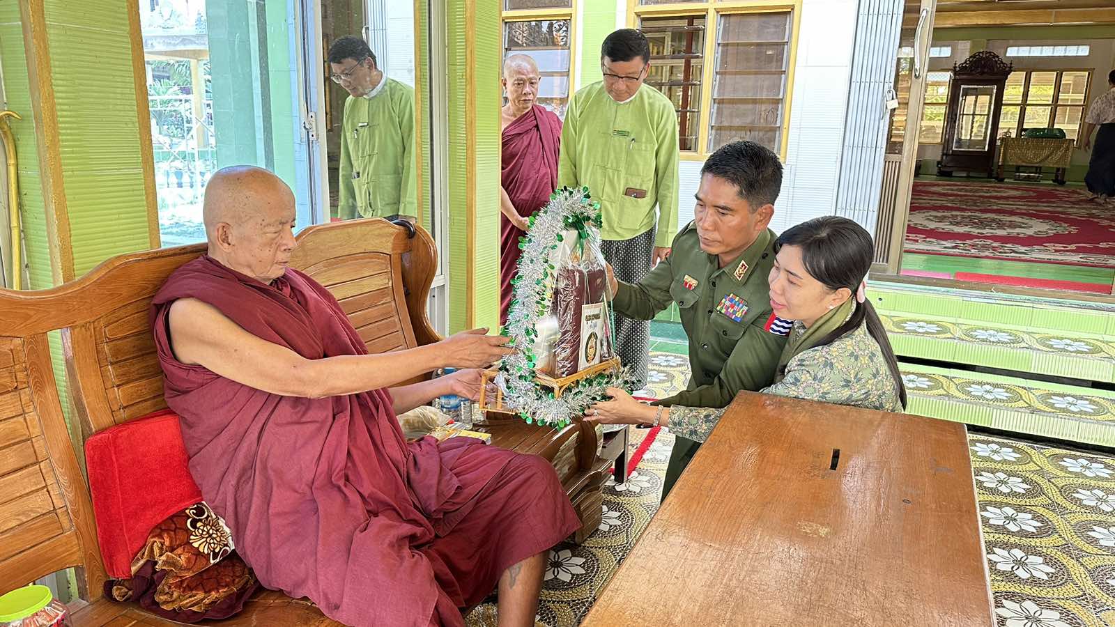 အနောက်တောင်တိုင်း စစ်ဌာနချုပ်တိုင်းမှူး ဗိုလ်မှူးချုပ် ကြည်ခိုင်သည