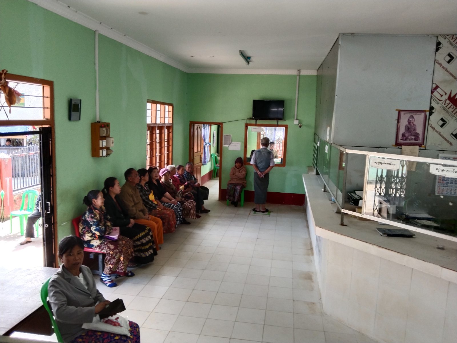 နမ့်ဆန်မြို့ မြန်မာ့စီးပွားရေးဘဏ်တွင် အငြိမ်းစားဝန်ထမ်းများ၏ ပင်စင်လစာင