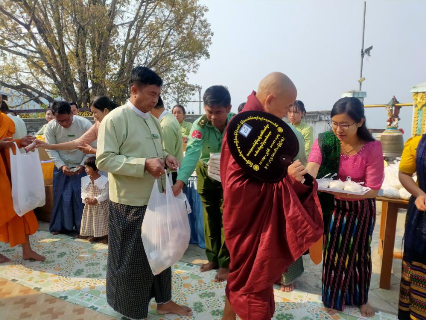 မက်မန်းမြို့တွင် သံဃာအပါး ၃၅၀ အား ဆွမ်းဆန်စိမ်းလောင်းလှူပွဲ ကျင်းပ