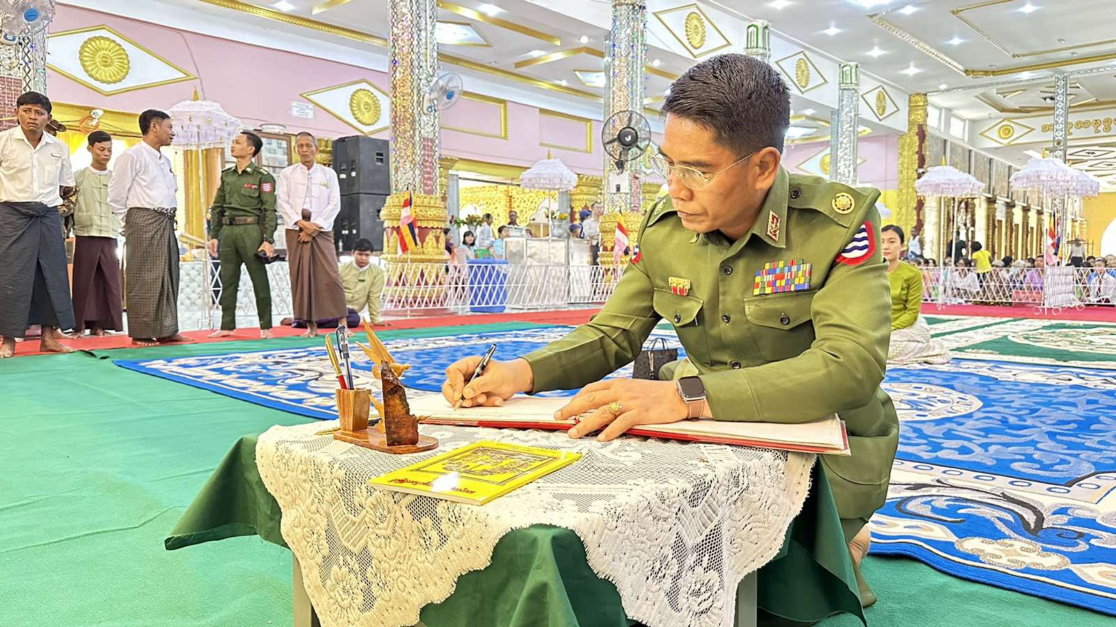 အနောက်တောင်တိုင်း စစ်ဌာနချုပ်တိုင်းမှူး ဗိုလ်မှူးချုပ် ကြည်ခိုင်သည် အတုလဗုဒ္ဓ မဟာစွယ်တော်မြတ်န
