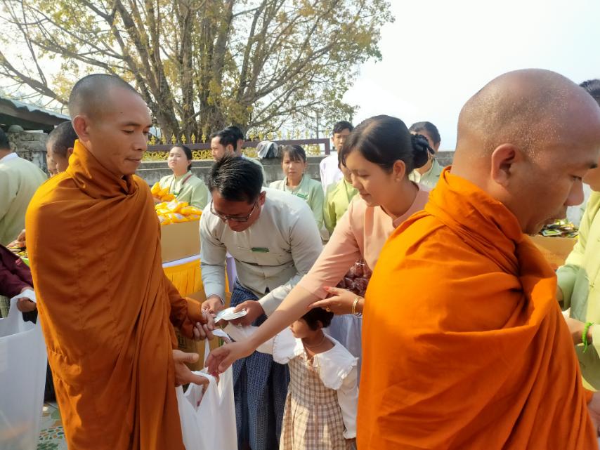 မက်မန်းမြို့တွင် သံဃာအပါး ၃၅၀ အား ဆွမ်းဆန်စိမ်းလောင်းလှူပွဲ ကျင်းပ