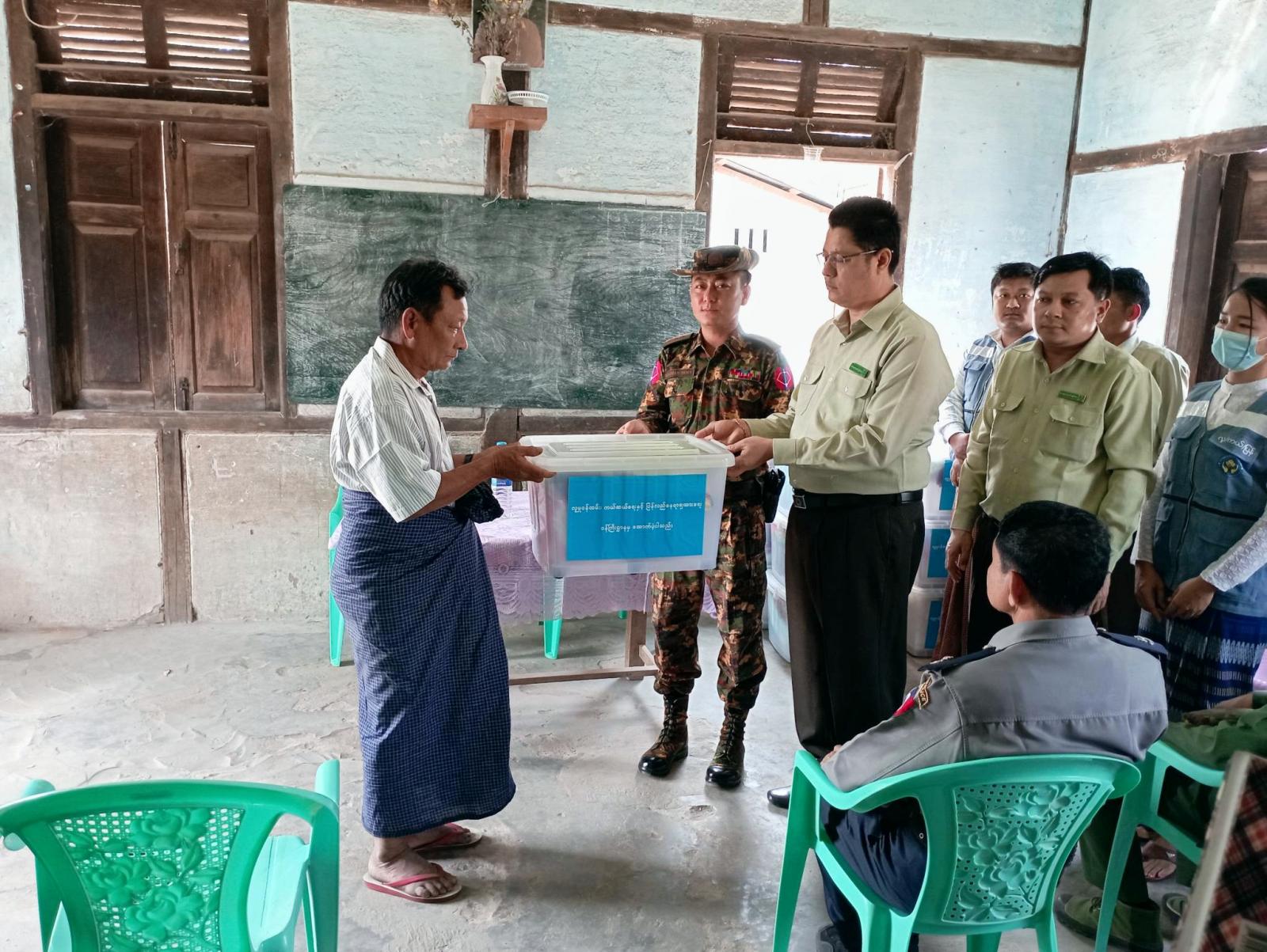 ကန့်ဘလူမြို့နယ်တွင် မီးဘေးသင့်အိမ်ထောင်စုများအား ထောက်ပံ့ပစ္စည်းများ