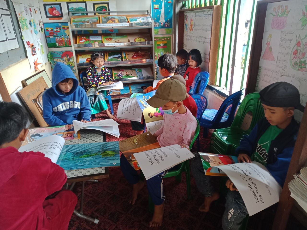 ကျောက်မဲခရိုင် ပြည်သူ့စာကြည့်တိုက် ကလေးစာဖတ်ခန်းတွင် ကျောင်းသား သူများ
