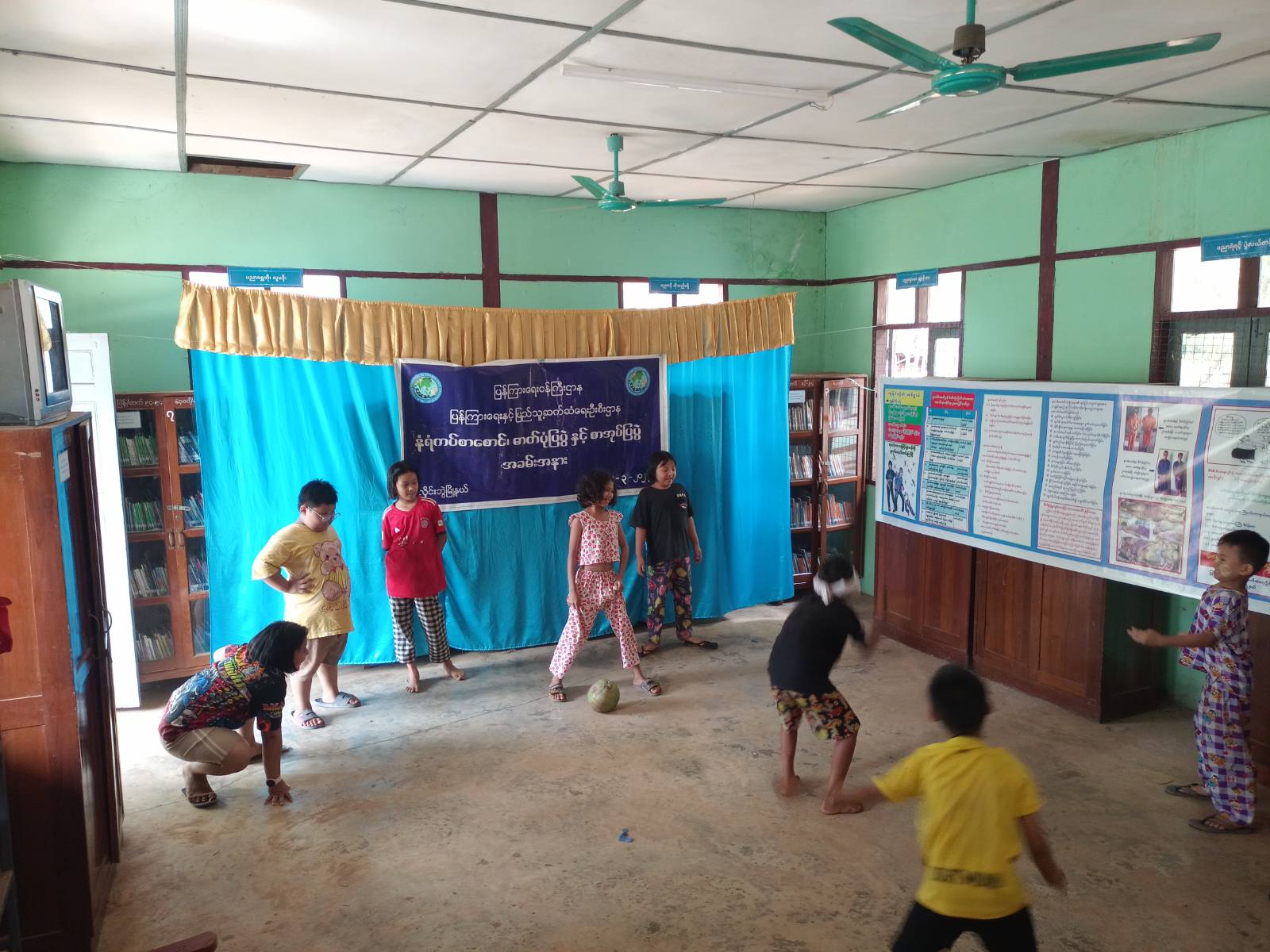 လှိုင်းဘွဲမြို့နယ် လူထုအ‌ခြေပြုဗဟိုဌာန၌ စာအုပ်စာစောင်ပြပွဲ၊ နံရံကပ