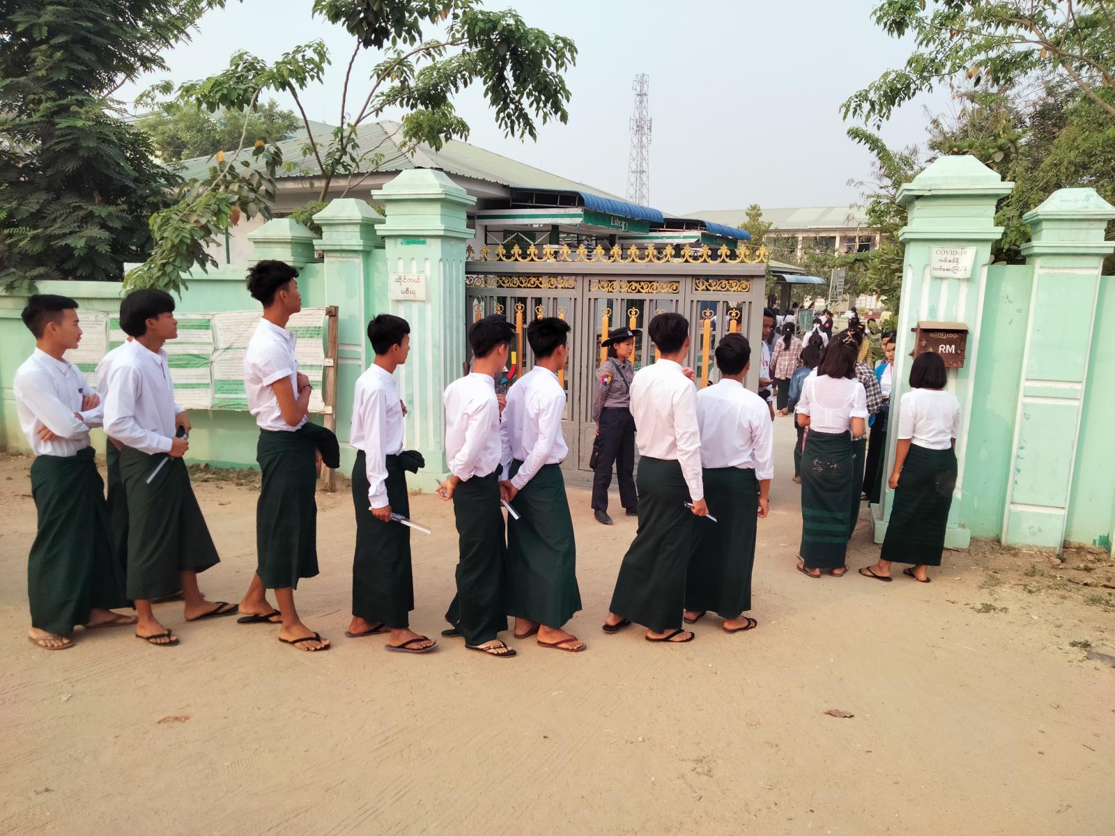 နတ်မောက်မြို့ အ ထ က အောင်ဆန်း စာစစ်ဌာနတွင် တက္ကသိုလ်ဝင်စာမေးပွဲ သမိုင