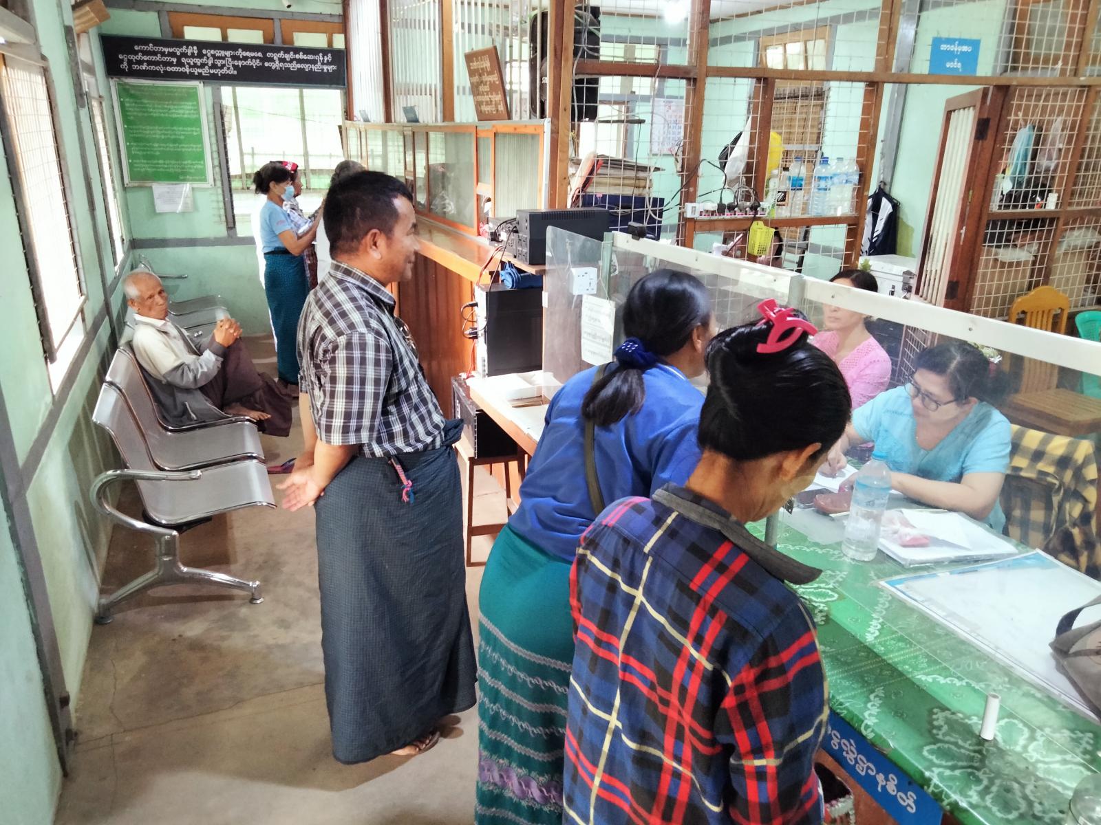 နတ်မောက်မြို့နယ်၌ အငြိမ်းစားဝန်ထမ်းများအား ပင်စင်လစာငွေများနေ့အလိုက်ခ