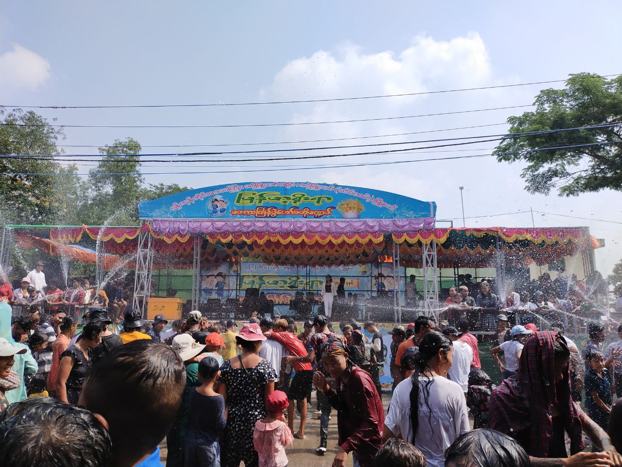 မဟာသင်္ကြန် အတက်နေ့ ဒဂုံမြို့သစ် ဆိပ်ကမ်း မြို့နယ်၌ ရေကစားသူများဖြင့
